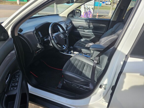 Купить б/у Mitsubishi Outlander III Рестайлинг 3 2.4 CVT (167 л.с.) 4WD ...