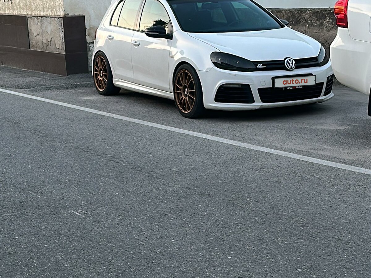 Купить б/у Volkswagen Golf R VI 2.0 AMT (256 л.с.) 4WD бензин робот в Чегеме: белый Фольксваген ...