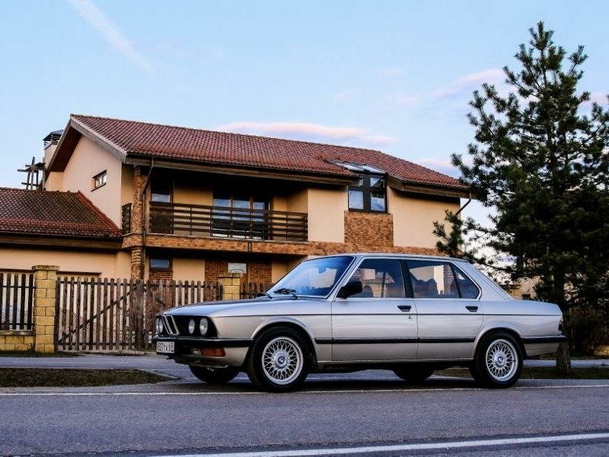 Купить б/у BMW 5 серии II (E28) 525i 2.5 MT (150 л.с.) бензин механика в Твери: серый БМВ 5 ...