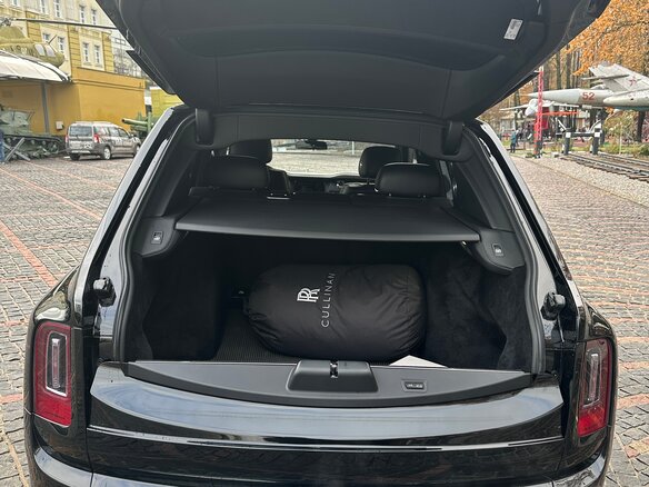 Купить б/у Rolls-Royce Cullinan I 6.8 AT (571 л.с.) 4WD бензин автомат ...