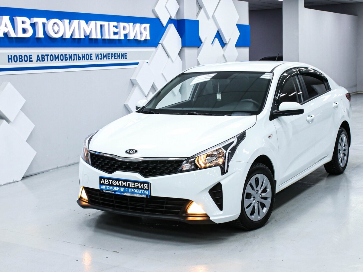 Купить б/у Kia Rio IV Рестайлинг 1.6 AT (123 л.с.) бензин автомат в Красноярске: белый Киа Рио ...