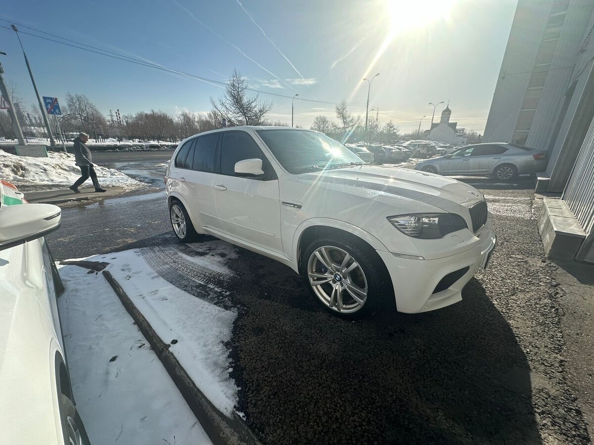 Купить б/у BMW X5 M I (E70) 4.4 AT (555 л.с.) 4WD бензин автомат в Москве: белый БМВ Х5 М I (E70 ...