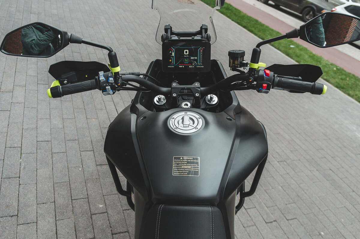 Купить новый QJMotor SVT 650 инжектор 6 передач в Москве: чёрный туристический эндуро 2023 года ...