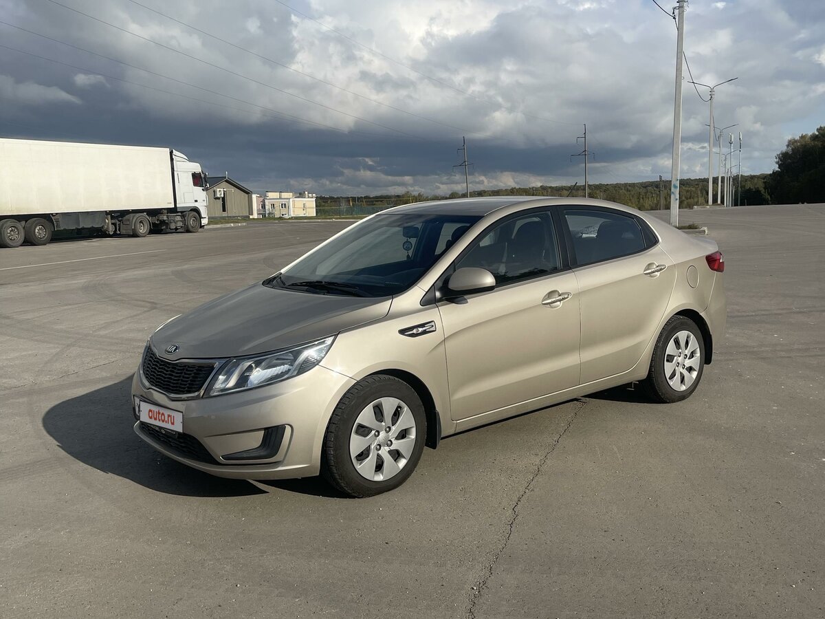 Купить б/у Kia Rio III 1.4 MT (107 л.с.) бензин механика в Туле: золотистый Киа Рио III седан ...