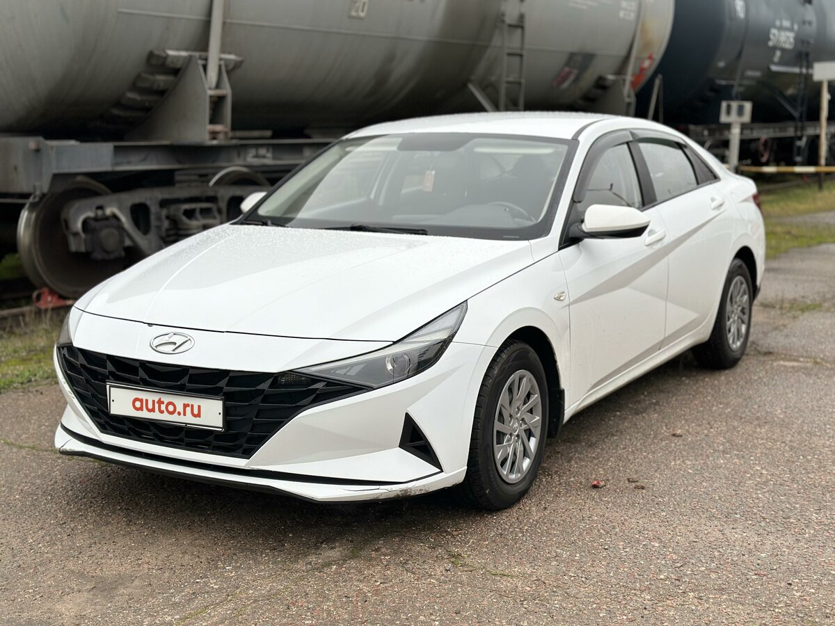 Купить б/у Hyundai Elantra VII (CN7) 1.6 AT (128 л.с.) бензин автомат в Москве: белый Хендэ ...