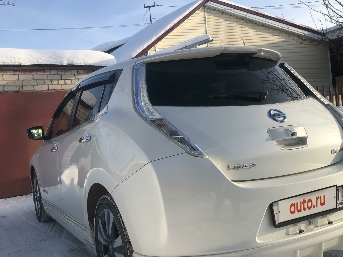 Купить б/у Nissan Leaf I (ZE0/AZE0) Electro AT (80.0 кВт) электро автомат в Иванове: белый ...
