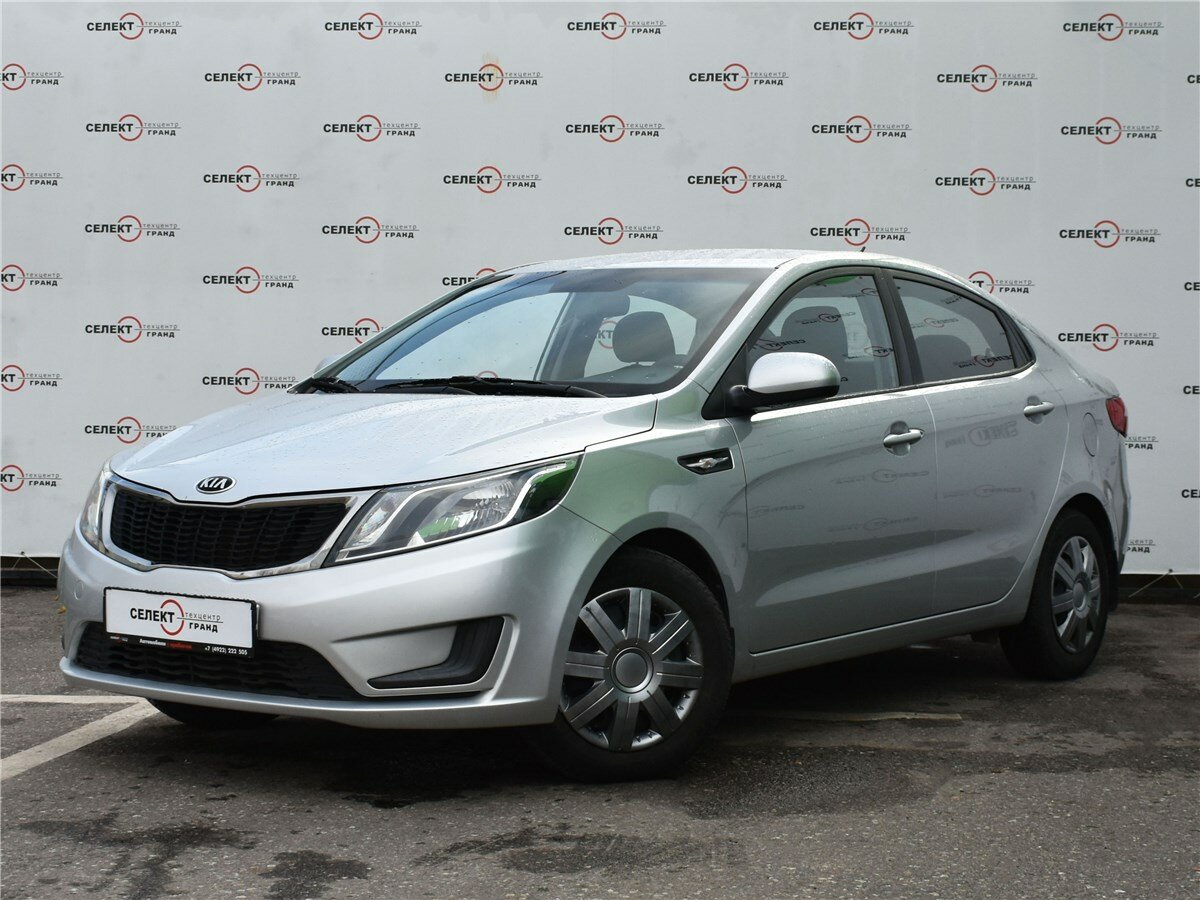 Купить б/у Kia Rio III 1.4 MT (107 л.с.) бензин механика во Владимире: серебристый Киа Рио III ...