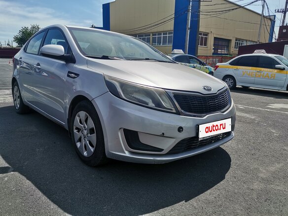 Купить б/у Kia Rio III 1.4 MT (107 л.с.) бензин механика в Таганроге: серебристый Киа Рио III ...
