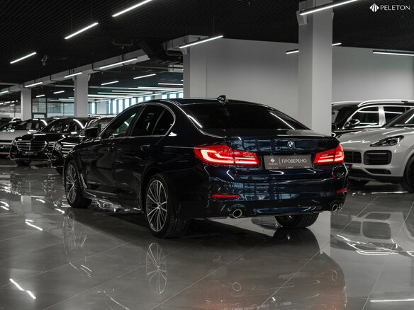 Купить б/у BMW 5 серии VII (G30/G31) 520i 2.0 AT (184 л.с.) бензин автомат в Москве: синий БМВ 5 ...