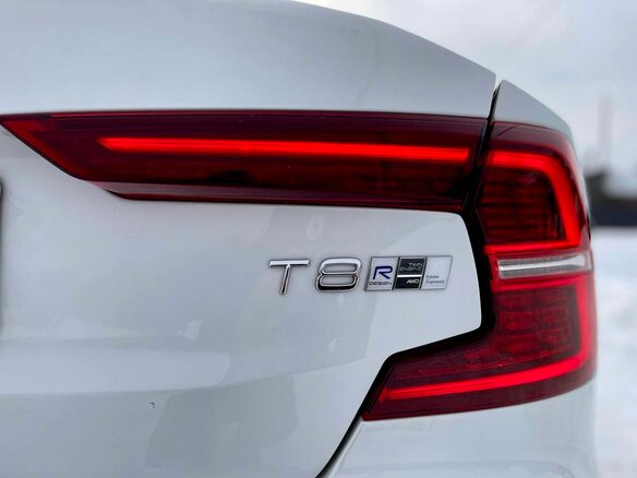 Купить б/у Volvo S60 III T8 Recharge 2.0hyb AT (390 л.с.) 4WD гибрид автомат в Обнинске: белый ...