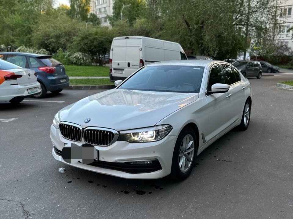 Купить б/у BMW 5 серии VII (G30/G31/G38) 520i 2.0 AT (184 л.с.) бензин автомат в Москве: белый ...