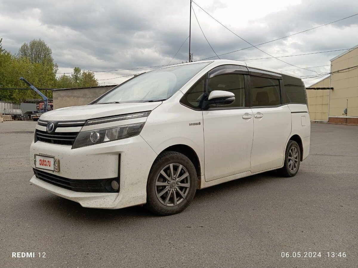 Купить б/у Toyota Voxy III (R80) 1.8hyb CVT (99 л.с.) гибрид вариатор в Домодедово: белый Тойота ...