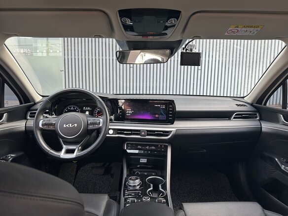 Купить б/у Kia K5 III 2.0 AT (160 л.с.) бензин автомат в Краснодаре: белый Киа к5 III седан 2022 ...