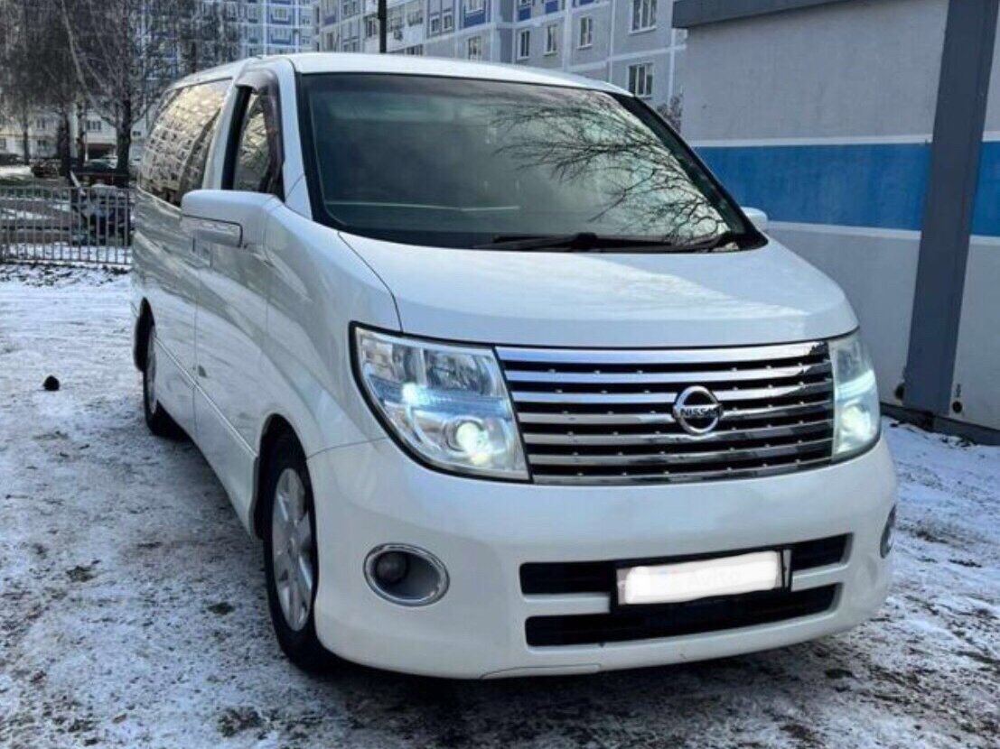 Купить б/у Nissan Elgrand II (E51) 2.5 AT (186 л.с.) 4WD бензин автомат в Новосибирске: белый ...