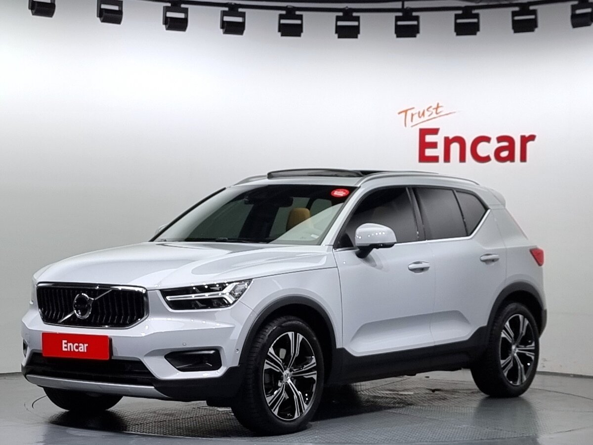 Купить б/у Volvo XC40 I 2.0 AT (190 л.с.) 4WD бензин автомат в Омске: белый Вольво XC40 I ...
