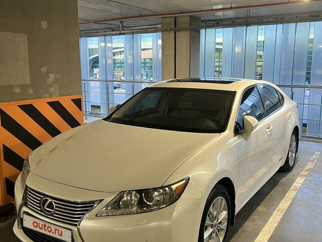 Купить б/у Lexus ES VI 300h 2.5hyb CVT (161 л.с.) гибрид вариатор в Москве: белый Лексус ЕС VI ...