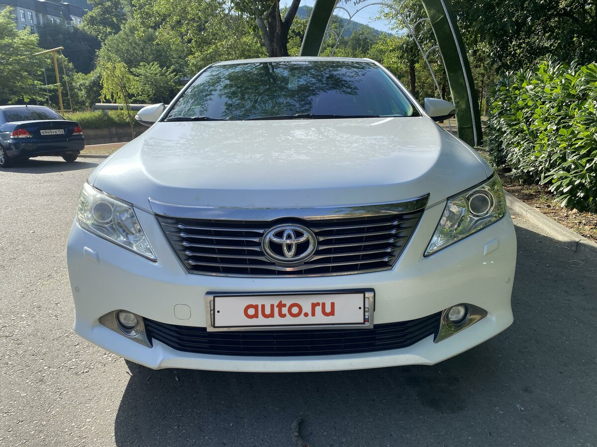 Купить б/у Toyota Camry VII (XV50) 3.5 AT (249 л.с.) бензин автомат в Сочи: белый Тойота Камри ...