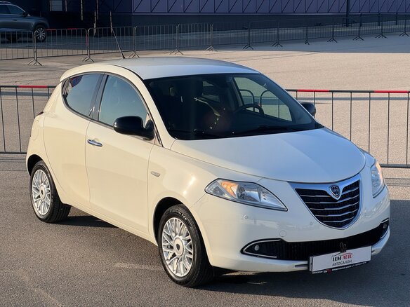 Купить б/у Lancia Ypsilon III (Type 846) 0.9 AMT (86 л.с.) бензин робот ...