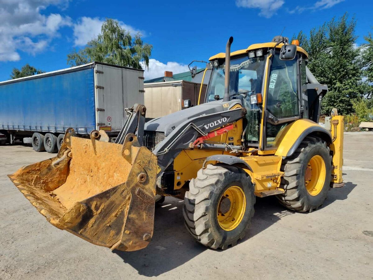 Купить б/у Volvo BL в Туле: жёлтый экскаватор-погрузчик 2012 года на ...