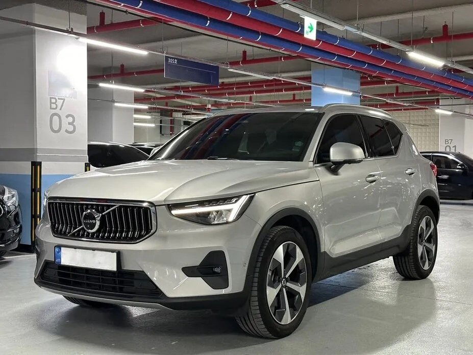 Купить б/у Volvo XC40 I 8AT 2.0 AT (197 л.с.) 4WD бензин автомат во Владивостоке: серебристый ...