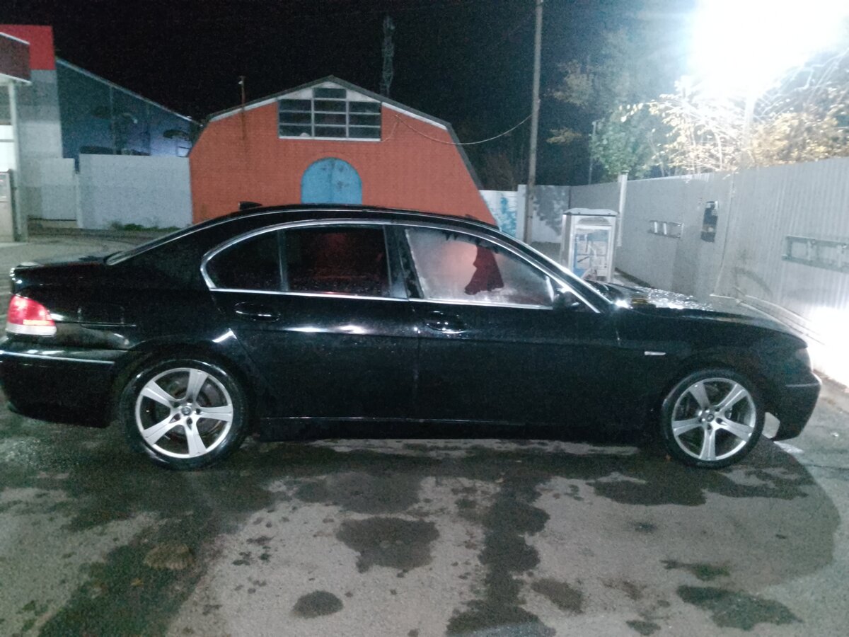 Купить б/у BMW 7 серии IV (E65/E66) 745i 4.4 AT (333 л.с.) бензин автомат в Шахтах: чёрный БМВ 7 ...