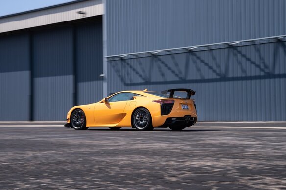 Купить б/у Lexus LFA 2010-2012 4.8 AMT (560 л.с.) бензин робот во Владивостоке: золотистый ...