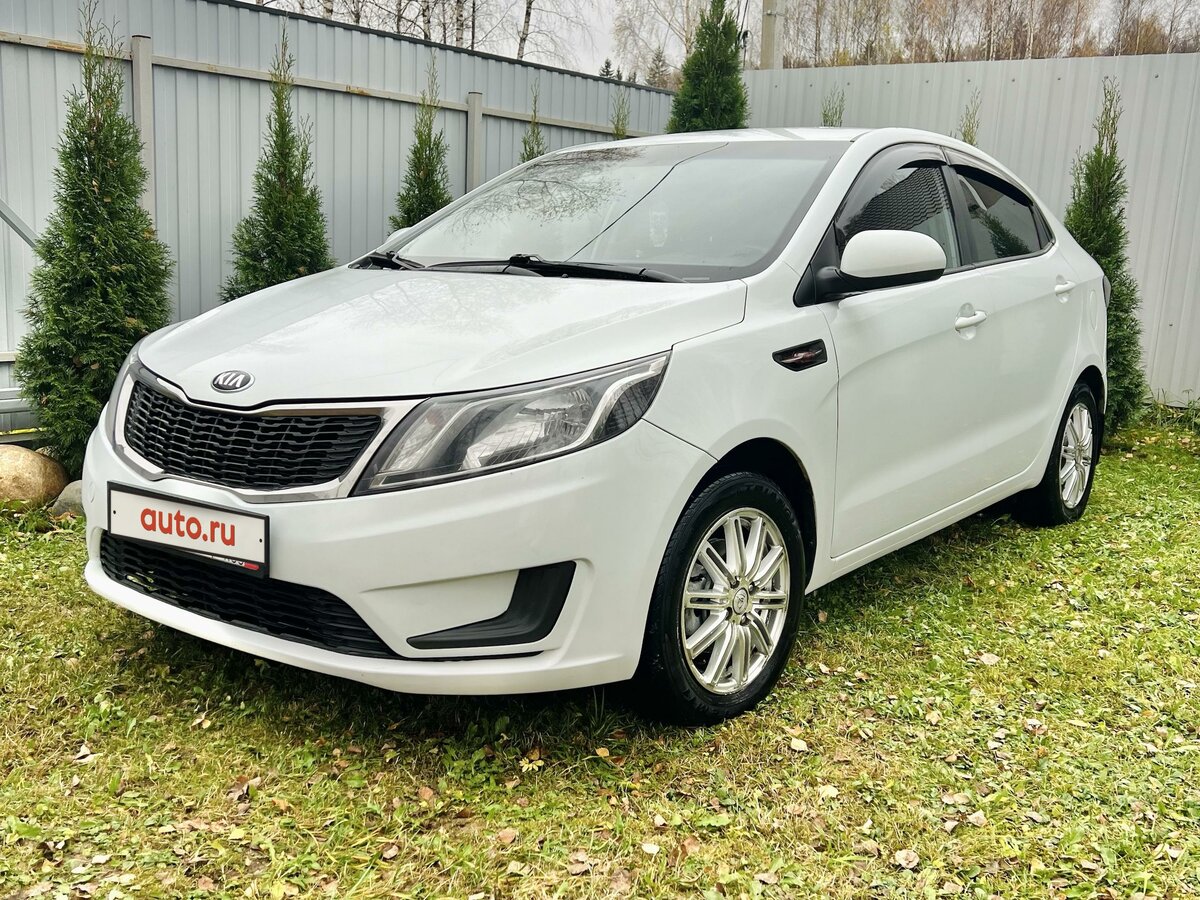Купить б/у Kia Rio III 1.4 MT (107 л.с.) бензин механика в Москве: белый Киа Рио III седан 2013 ...