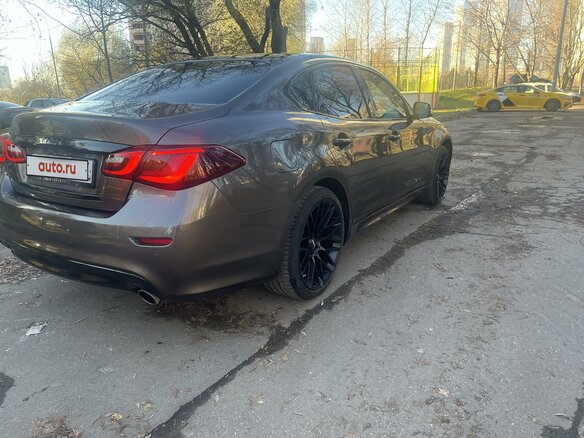 Купить б/у Infiniti Q70 I Рестайлинг 2.5 AT (221 л.с.) бензин автомат в Москве: коричневый ...