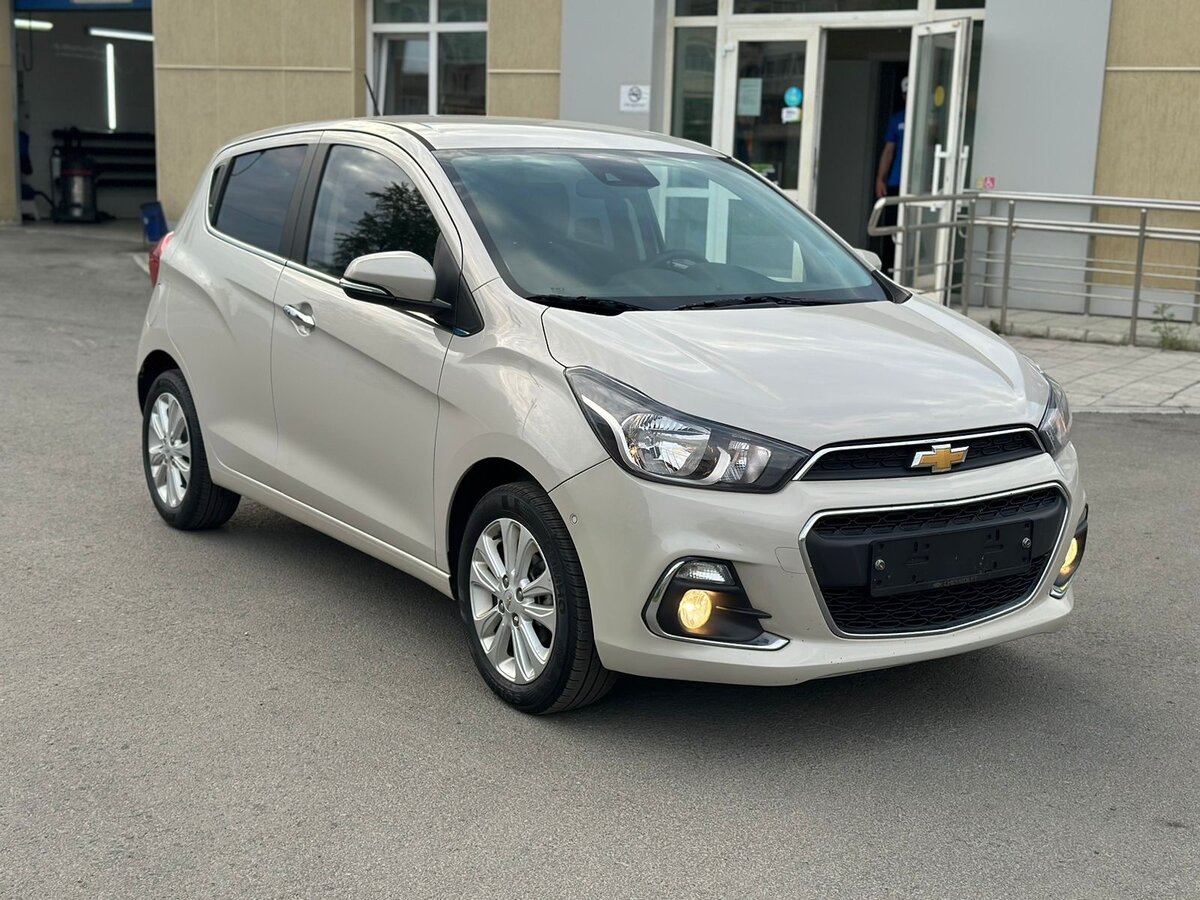 Купить б/у Chevrolet Spark IV 1.0 CVT (75 л.с.) бензин вариатор в Нижнем Тагиле: белый Шевроле ...