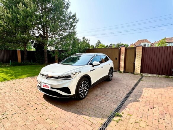 Купить б/у Volkswagen ID.4 2020-2025 X Electro AT (150.0 кВт) электро автомат в Москве: белый ...