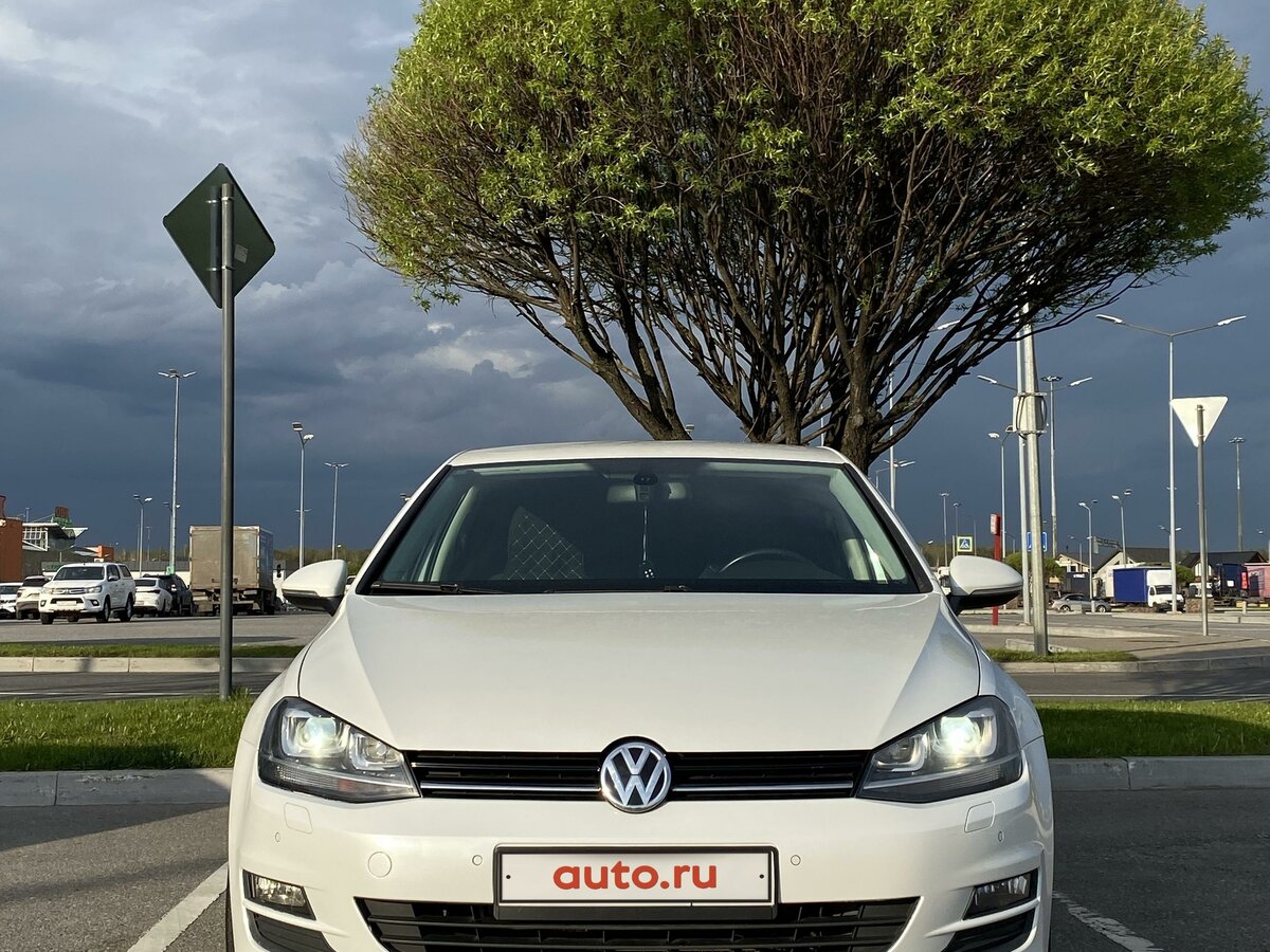 Купить б/у Volkswagen Golf VII 1.2 AMT (105 л.с.) бензин робот в Кудрово: белый Фольксваген ...