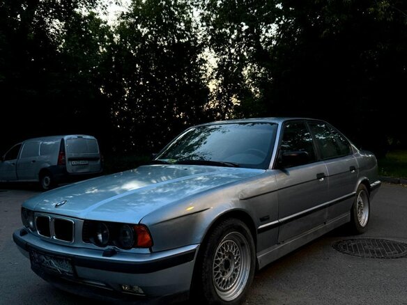 Купить б/у BMW 5 серии III (E34) 540i 4.0 AT (286 л.с.) бензин автомат в Москве: синий БМВ 5 ...