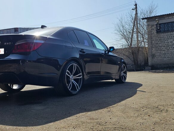Купить б/у BMW 5 серии V (E60/E61) 530i 3.0 AT (258 л.с.) бензин автомат в Майкопе: чёрный БМВ 5 ...