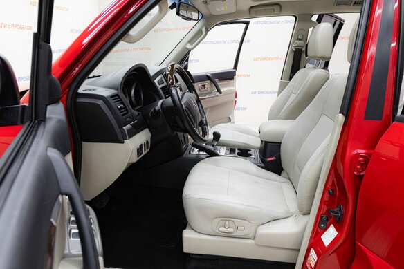 Купить б/у Mitsubishi Pajero IV Рестайлинг 2 3.8 AT (243 л.с.) 4WD ...