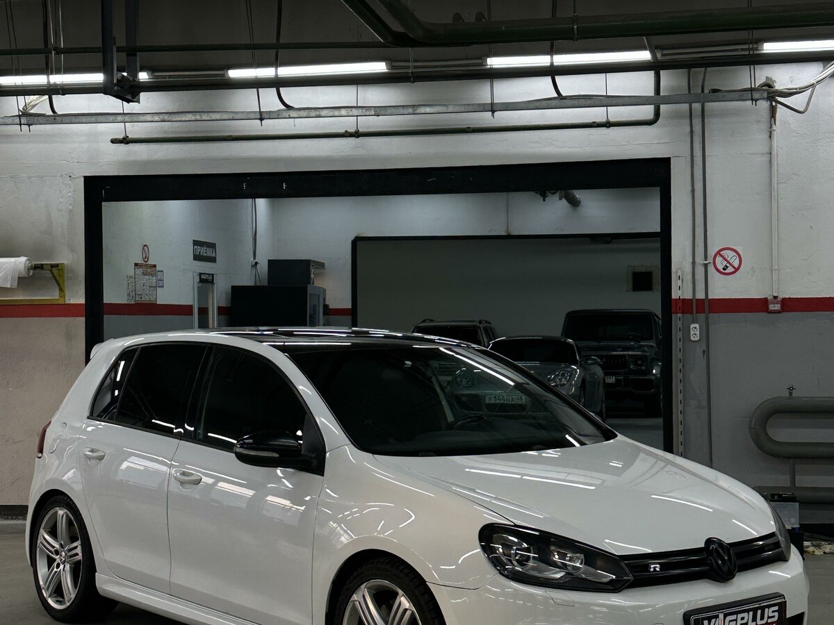 Купить б/у Volkswagen Golf R VI 2.0 AMT (256 л.с.) 4WD бензин робот в Москве: белый Фольксваген ...