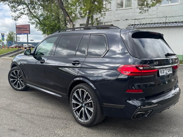 Купить б/у BMW X7 I (G07) M50d 3.0d AT (400 л.с.) 4WD дизель автомат в Москве: чёрный БМВ Х7 I ...