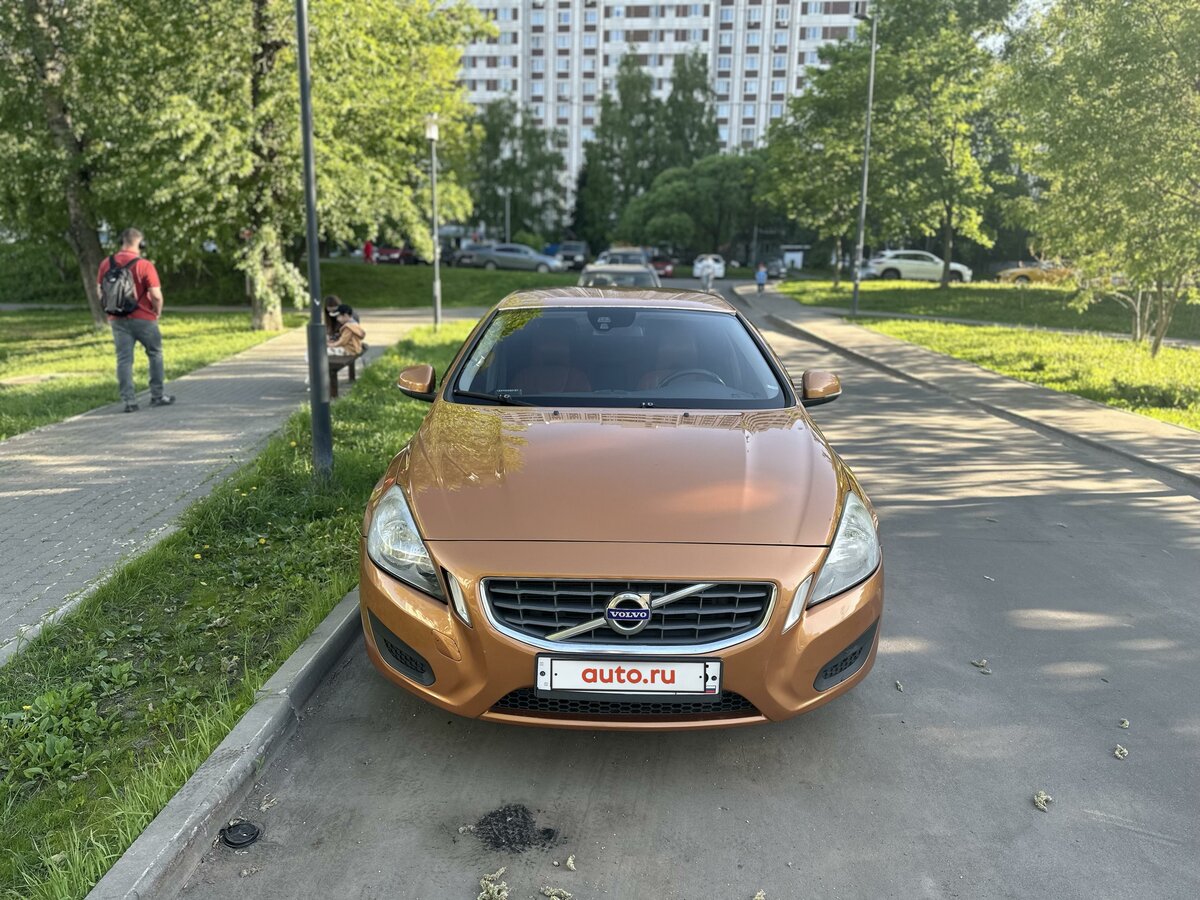 Купить б/у Volvo S60 II 1.6 AMT (180 л.с.) бензин робот в Москве: коричневый Вольво S60 II седан ...