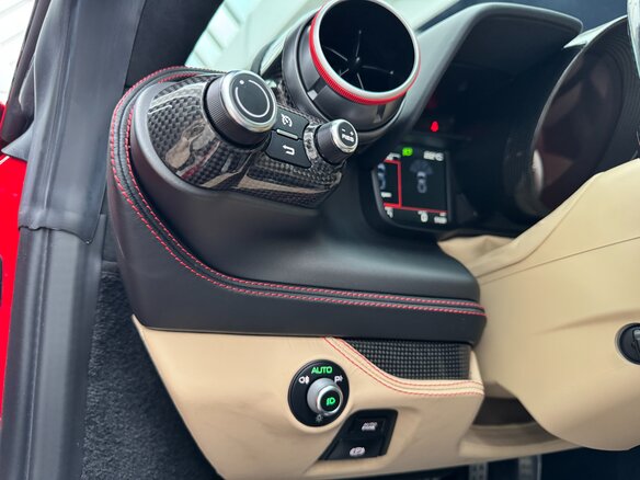 Купить б/у Ferrari F8 2019-2023 Tributo 3.9 AMT (720 л.с.) бензин робот в Москве: красный ...