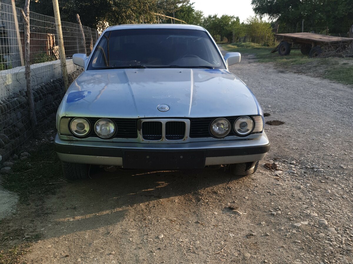 Купить б/у BMW 5 серии III (E34) 520i 2.0 MT (150 л.с.) бензин механика в Хасавюрте: серебристый ...