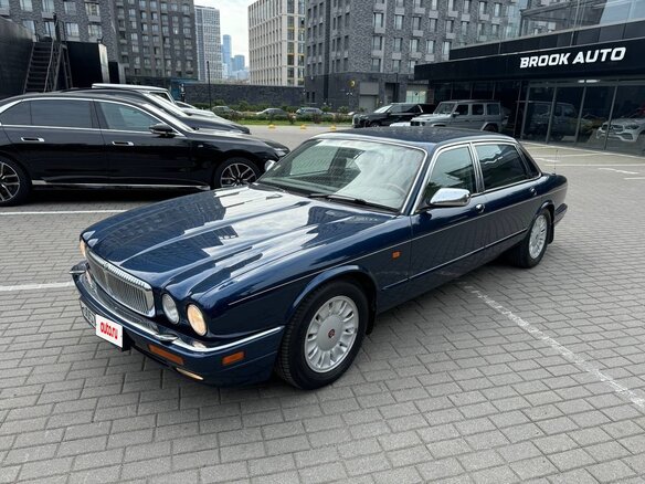 Купить б/у Daimler X300 1993-1997 Double Six 6.0 AT (318 л.с.) бензин ...