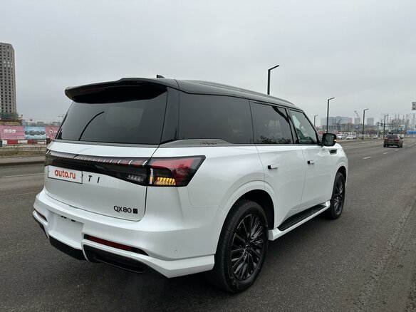 Купить б/у Infiniti QX80 II 3.5 AT (450 л.с.) 4WD бензин автомат в Москве: белый Инфинити ку икс ...