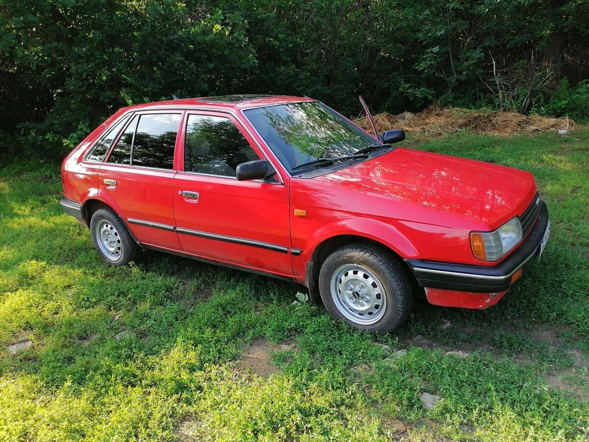 Купить б/у Mazda 323 III (BF) 1.3 MT (60 л.с.) бензин механика в Учхозе: красный Мазда 323 III ...