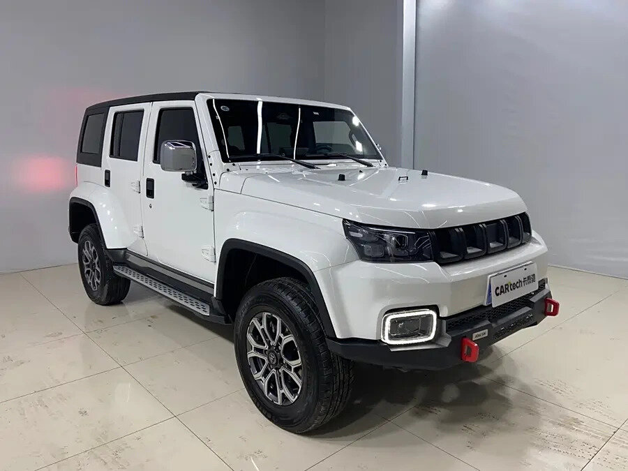 Купить б/у BAIC BJ40 I Рестайлинг 2.3 AT (231 л.с.) 4WD бензин автомат во Владивостоке: белый ...