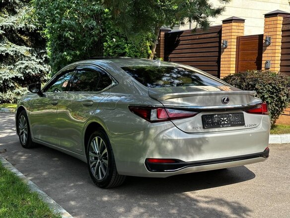 Купить б/у Lexus ES VII Рестайлинг 300h 2.5hyb CVT (218 л.с.) гибрид вариатор в Москве: серый ...