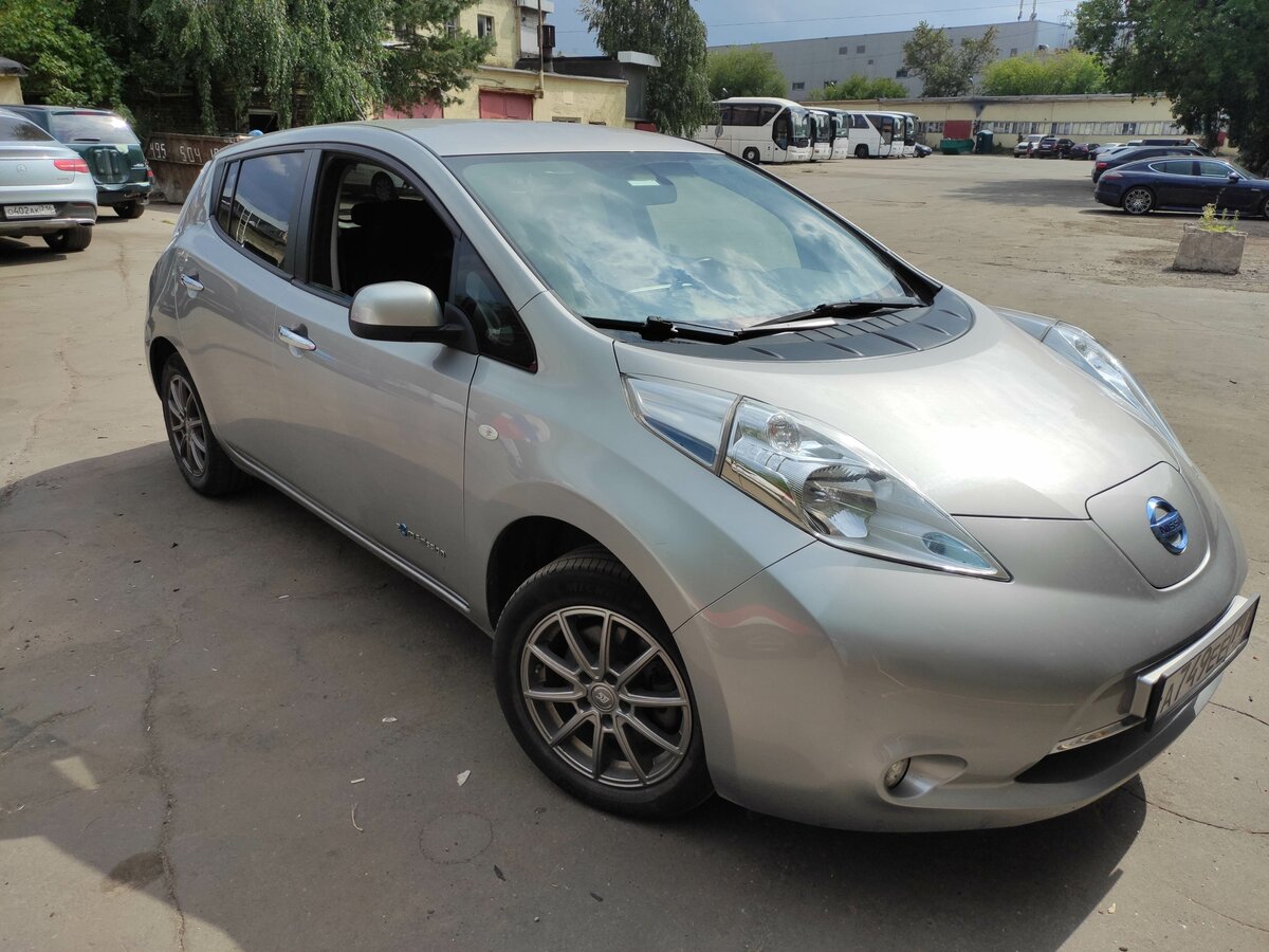Купить б/у Nissan Leaf I (ZE0/AZE0) 30kWh Electro AT (80.0 кВт) электро автомат в Москве: серый ...