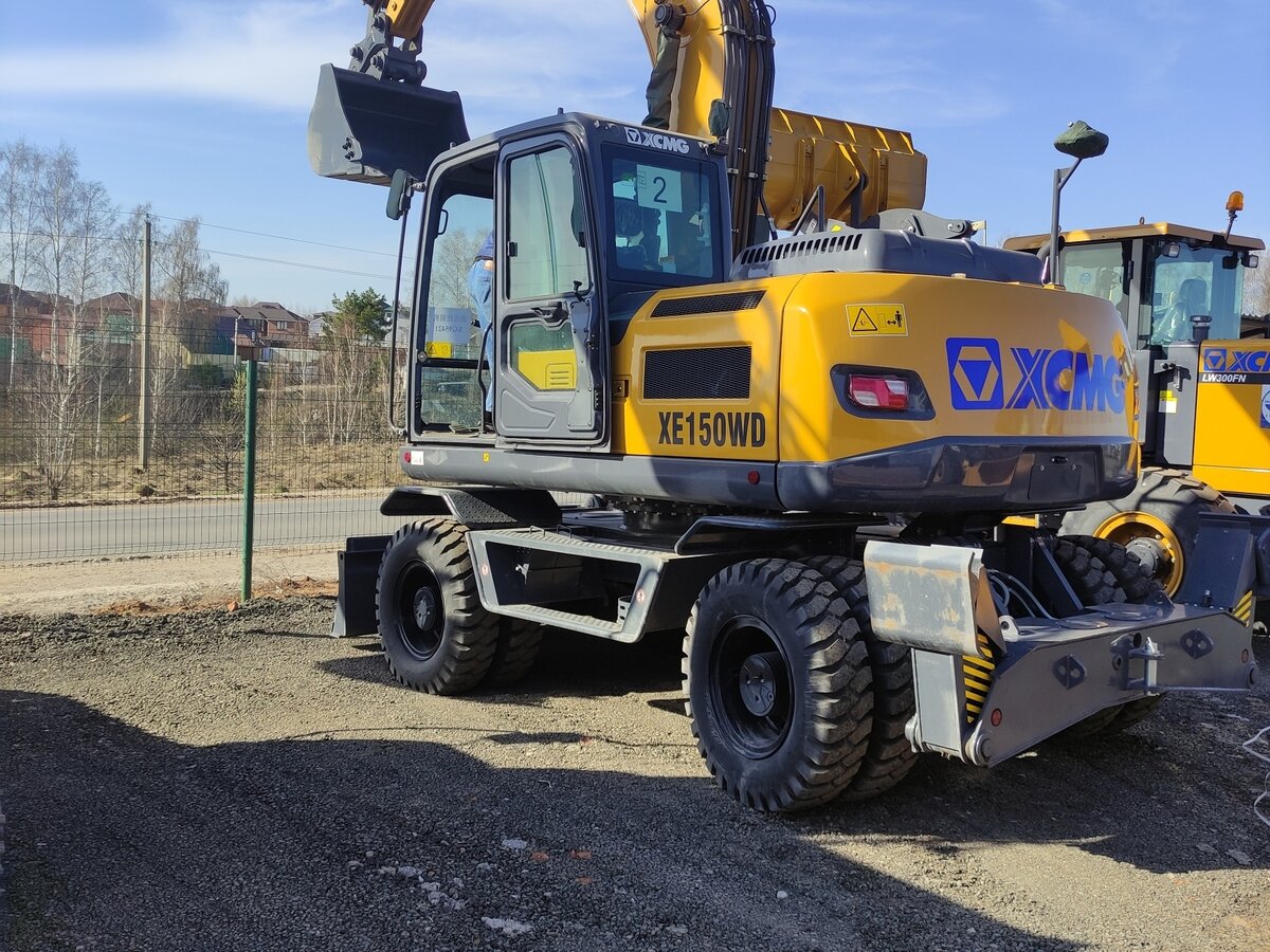 Купить новый XCMG XE в Чебоксарах: жёлтый колёсный экскаватор 2023 года ...