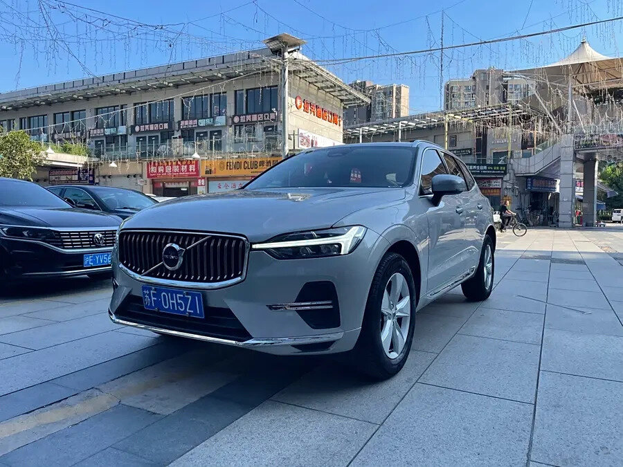 Купить б/у Volvo XC40 I 8AT 2.0 AT (197 л.с.) 4WD бензин автомат во Владивостоке: белый Вольво ...