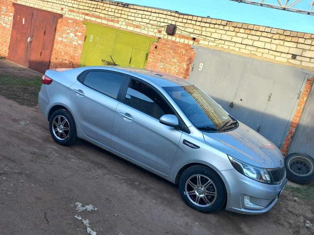 Купить б/у Kia Rio III 1.4 MT (107 л.с.) бензин механика в Саратове: серебристый Киа Рио III ...