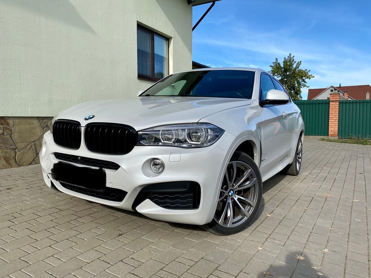 Купить б/у BMW X6 II (F16) 40d 3.0d AT (313 л.с.) 4WD дизель автомат в Москве: белый БМВ Х6 II ...