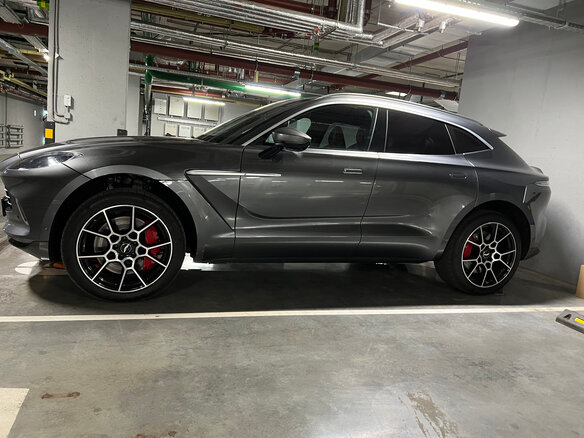 Купить б/у Aston Martin DBX I 4.0 AT (550 л.с.) 4WD бензин автомат в Москве: серый Астон Мартин ...